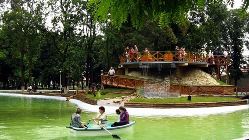 Peste Noapte: Poze cu Lacul din Parcul Municipal din Roman